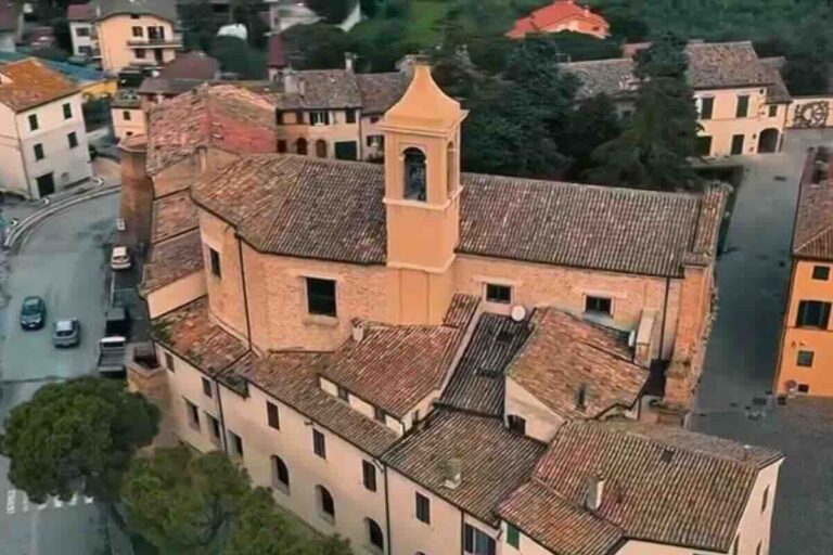 C’è un borgo circondato da vigneti: tra vicoli medievali e panorami ...